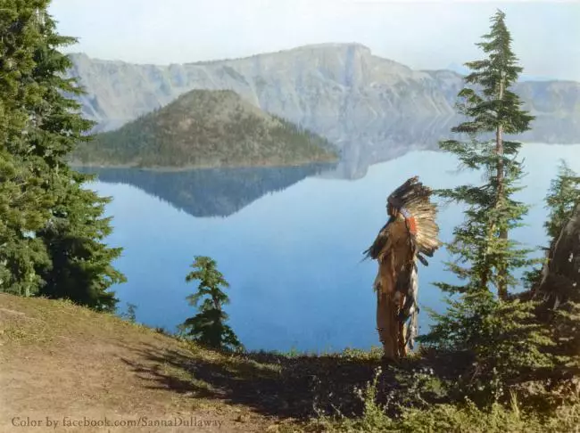 O xefe indio Klamath rezando aos espíritos en Crater Lake, Oregon, 1923