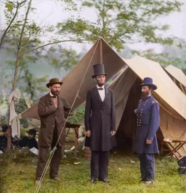 ประธานาธิบดีลินคอล์นกับพลตรี Mcclernand และ Allan Pinkerton ที่ Antietam ในปี 1862