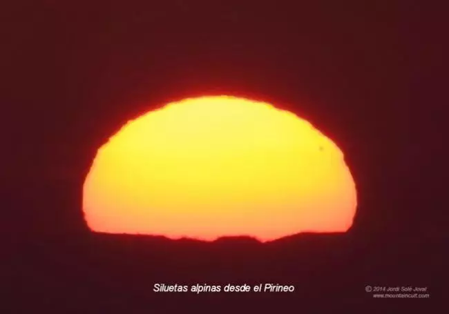 Komek wênekêş bi kişandina Alpê ji Pyrenees re, rekora wênekêşiya dûr dişkîne.