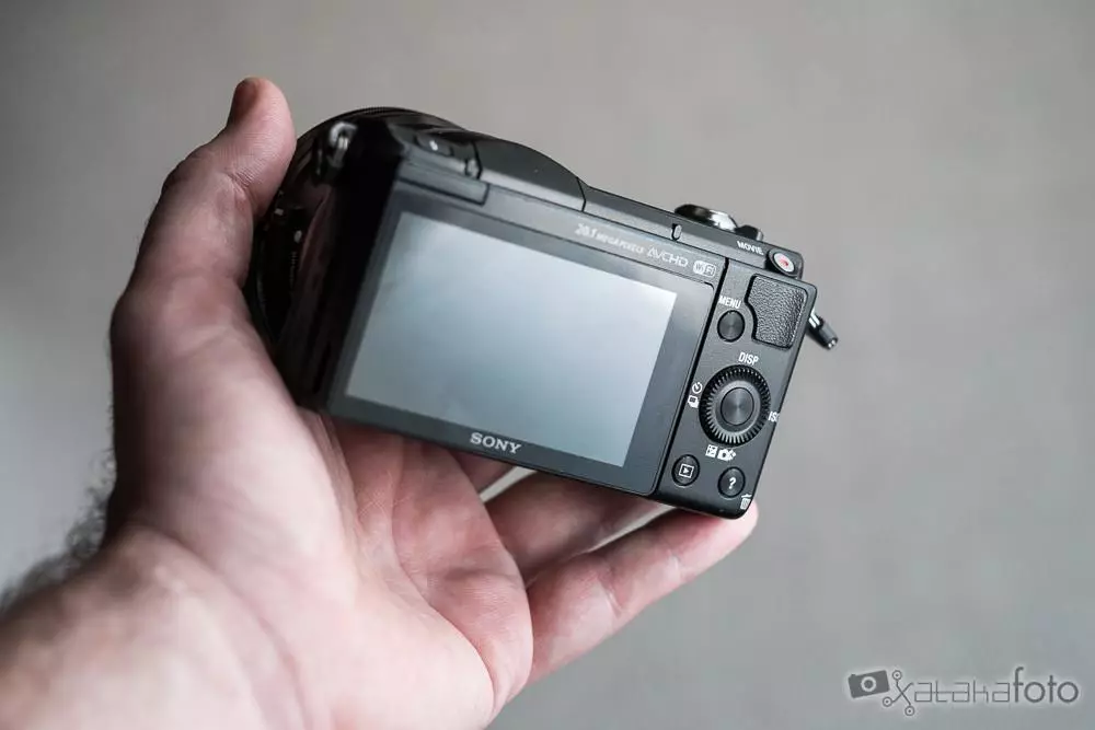 Sony A5000 skjár í hendi