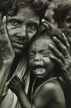 móðir-og-grátandi-barn-Bangladesh-1972