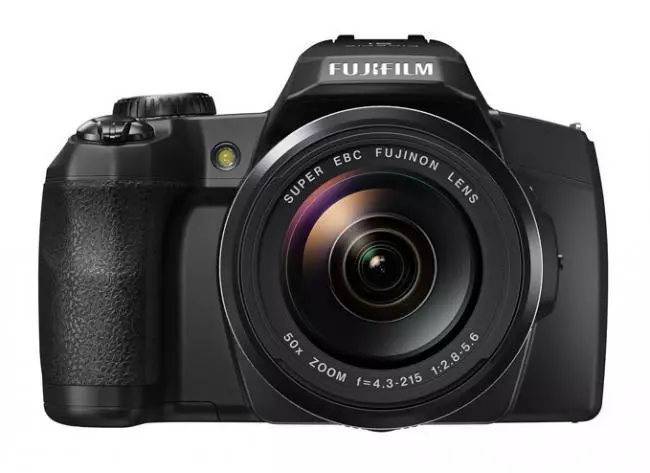 Fujifilm "padara pārējo", piedāvājot ne mazāk kā četrus super tālummaiņas tiltus un darbības kameru