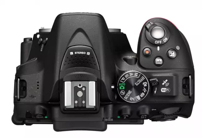 Nikon D5300, ഈ സ്ഥാപനത്തിന്റെ GPS ഉം WiFi ഉം ഉള്ള ആദ്യ SLR-ന്റെ എല്ലാ വിശദാംശങ്ങളും