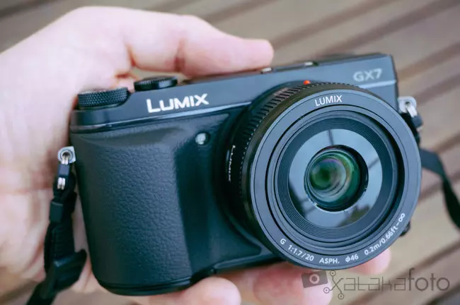 ହାତରେ Lumix GX7 |