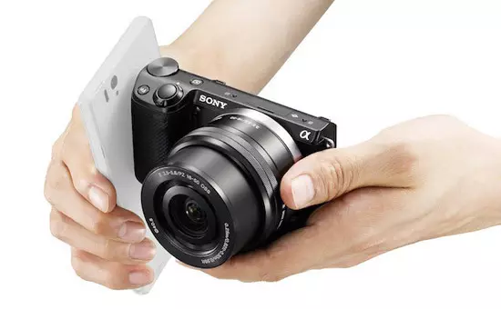 Sony NEX-5T, ülevaade NFC, Wi-Fi ja hübriidse automaatse teravustamise abil