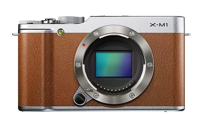 Fujifilm X-M1 spredaj rjava